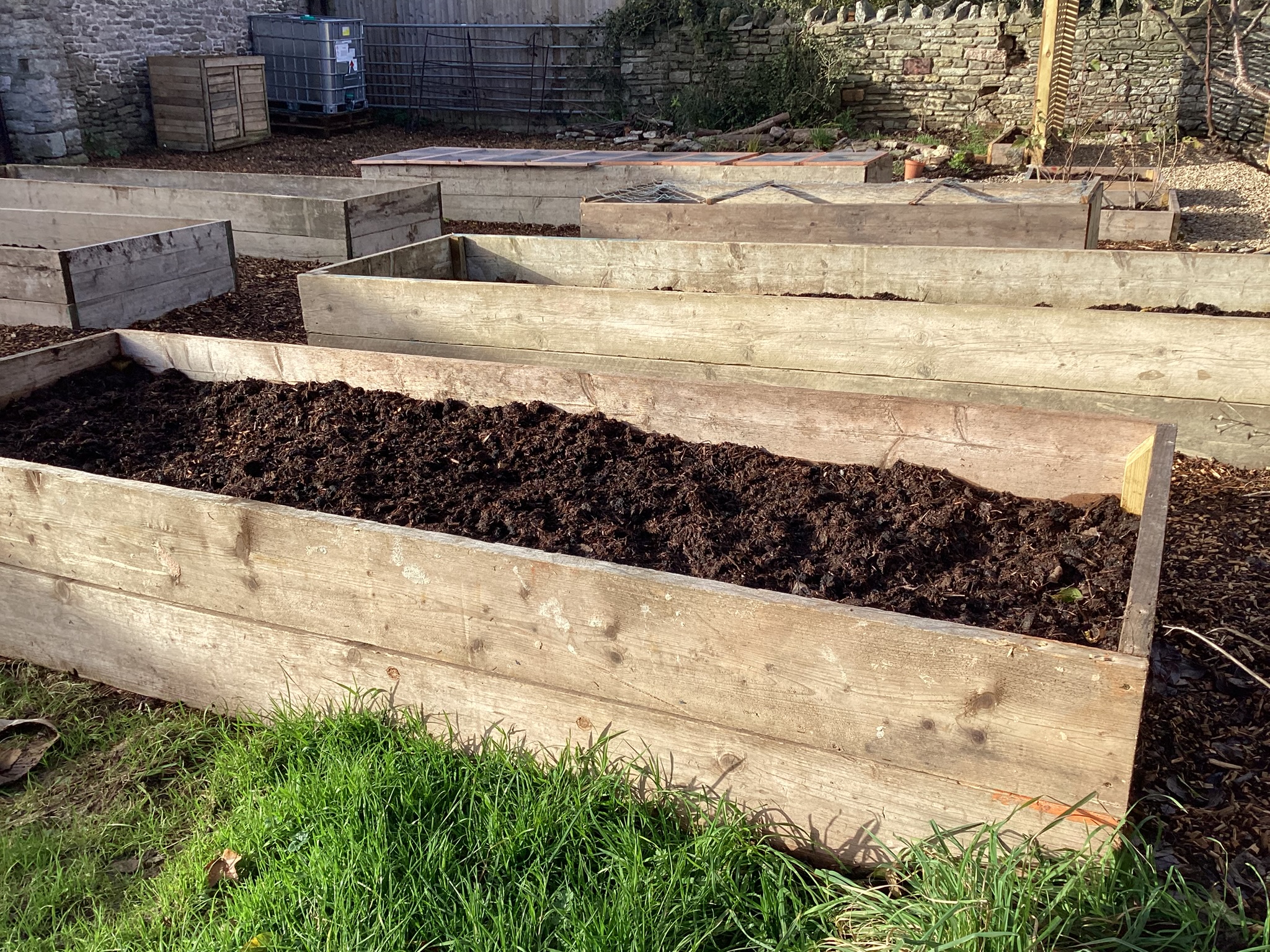 How to build a raised garden bed from scaffold boards in 4 easy steps ...